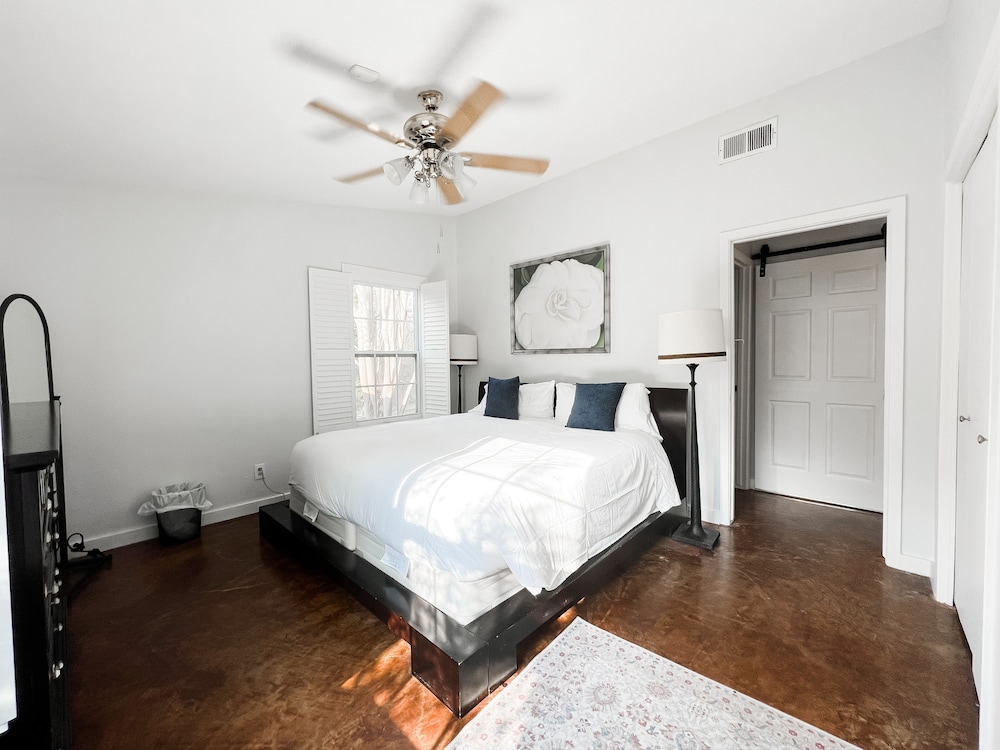 Home away from home triplex two bedroom with office - Austin | Vrbo