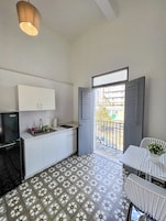 Apartamento | Cozinha americana privada | Geladeira, cooktop, talheres/pratos/utensílios de cozinha