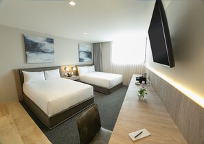 Minibar, cofre no quarto, secretária 