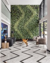 Área de estar no saguão