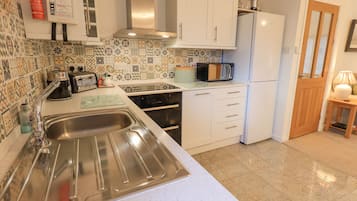 Casa de Campo | Cozinha privada | Um frigorífico, uma máquina de lavar louça, uma chaleira elétrica