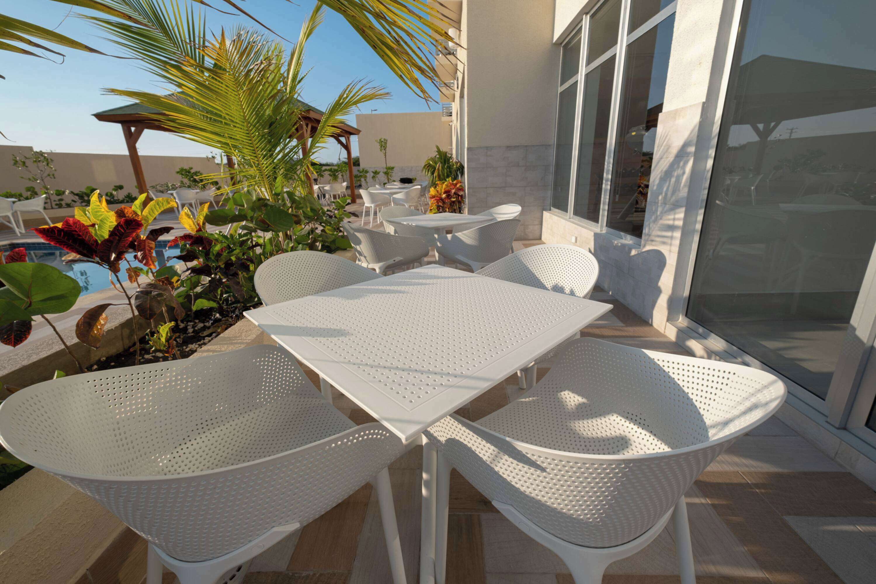 Piscina externa, funciona das 10h às 18h, guarda-sóis, espreguiçadeiras