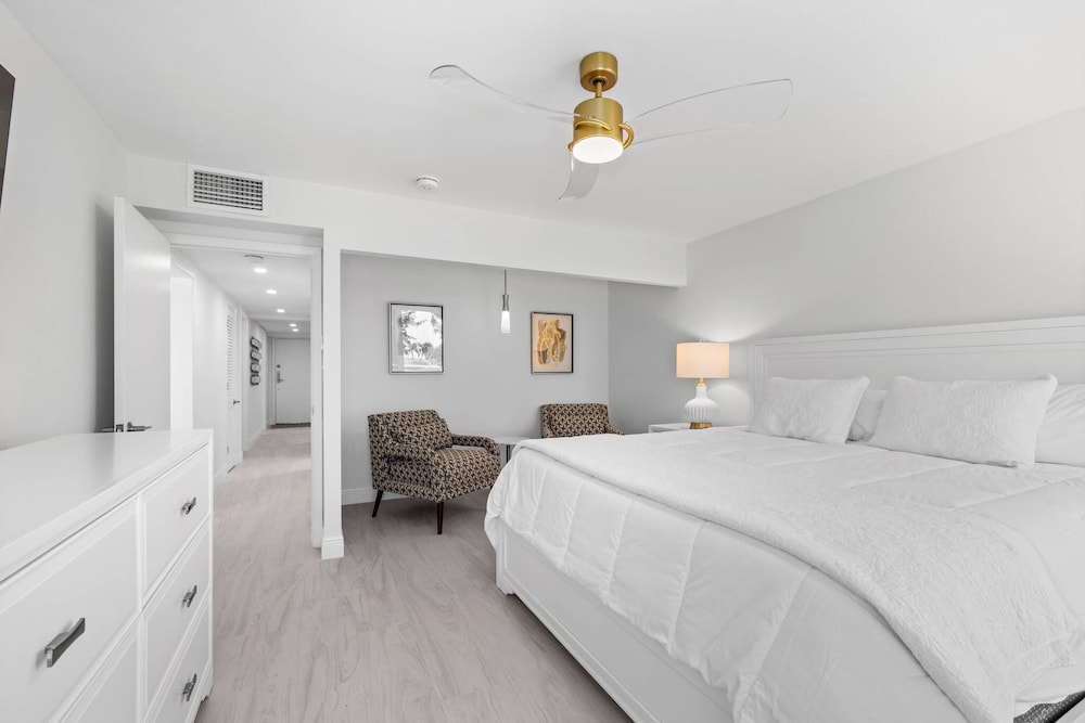 Completely Refurbished - Gorgeous Beachside Condo/Townhome on Longboat ...