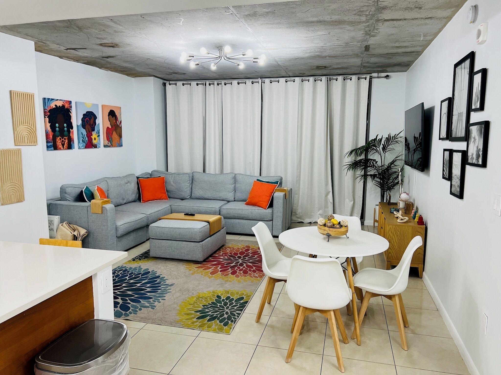 Apartamento Clássico em Condomínio Fechado | Sala de estar | Smart TV de 60 de polegadas com canais digitais, televisor, Netflix 