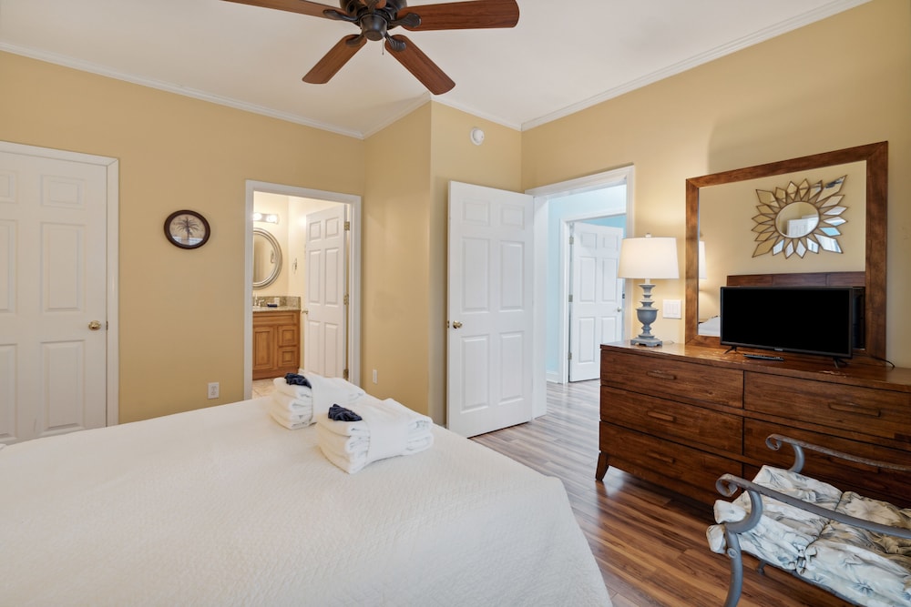Marsh View Condo, Community Pool & Short Walk To The Beach - James Island, SC