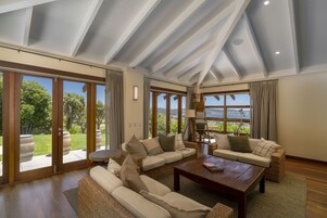 Villa Premium | Sala de estar | Smart TV de 42 de polegadas com canais digitais, televisor, Netflix 