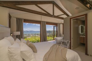 Minibar grátis, cofre no quarto, cortinas/cortinados opacos 