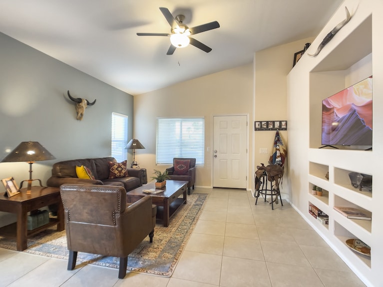 Saddle In & Kick Back: Old West Charmer W/king Bed And Putting Green - グッドイヤー, AZ