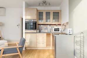 Apartamento | Cozinha privada | Um frigorífico, um micro-ondas, um forno, uma placa de cozinha 