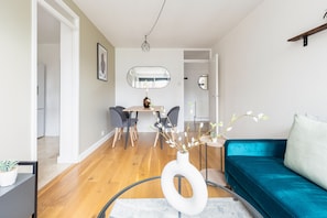 Apartamento | Sala de estar | Televisor de 32 polegadas com canais por cabo, Netflix 