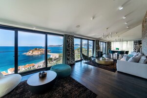 Suíte (Selene) | Área de estar | TV de tela plana 43 polegadas com canais via satélite, TV, DVD player