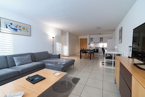 Modern Apartment, 1 Bedroom, Non Smoking, City View | Área de estar | TV LCD 45 polegadas com canais a cabo, smart TV, pisos aquecidos