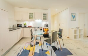 Modern Apartment, 2 Bedrooms, Non Smoking, City View | Sala de jantar