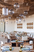 10 restaurantes: servem pequenos-almoços, almoços e jantares