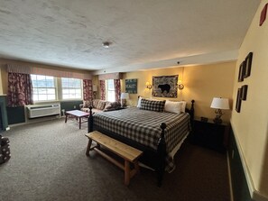 Quarto Deluxe, 1 cama king-size e sofá-cama, lareira (Jetted Tub) | Secretária, cortinas/cortinados opacos, ferro/tábua de engomar 