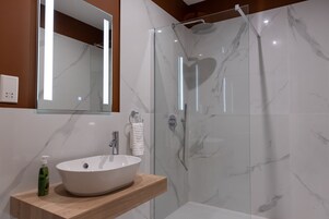 Quarto casal conforto | Individualmente decorados, escrivaninha, ferros/tábuas de passar roupa