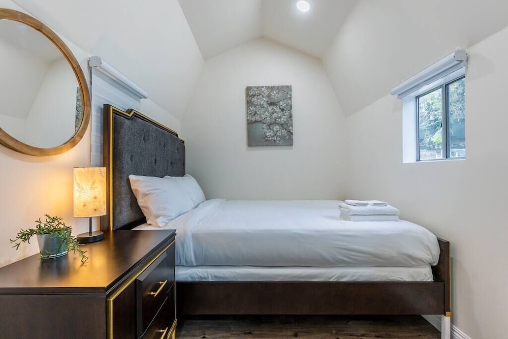 Stunning La Luxury Retreat: Ideal For Work Or Play - South Gate, CA