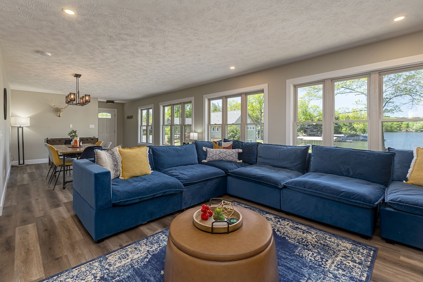 Modern Lakefront Suite With Dock - Illinois