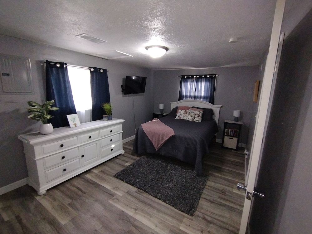 1 Bed1 Bath House, Less Than 1mile To Union Hospital - Indiana