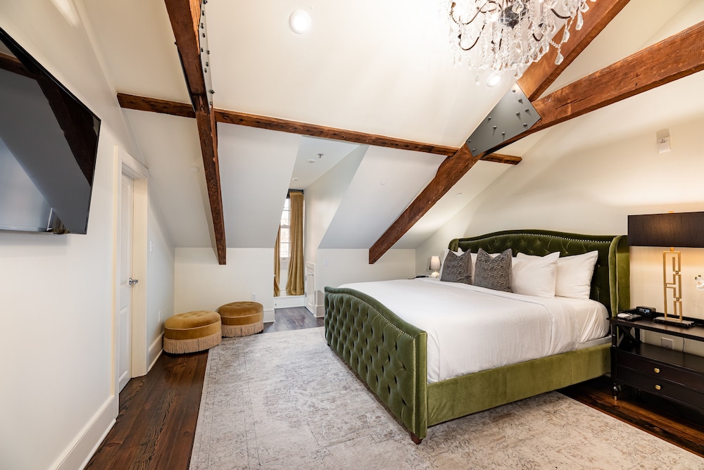 Chic, 2B/2.1B French Quarter Apt - 60 Day Min. Rental - New Orleans | Vrbo