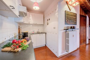 Apartamento Familiar, 1 quarto (Le Meublé (between City Center &) | Cozinha privada | Um frigorífico, um forno, uma placa de cozinha, uma cafeteira/bule