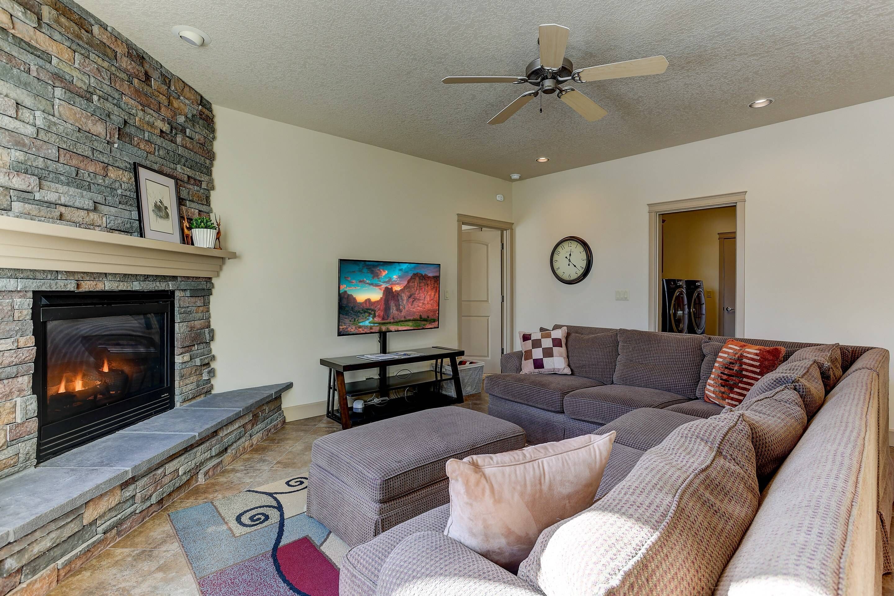 Fantastic Eagle Crest Home! Resort Pool, Fitness Center, Golf, Pickleball. Fireplace. Quiet Street. - Oregon