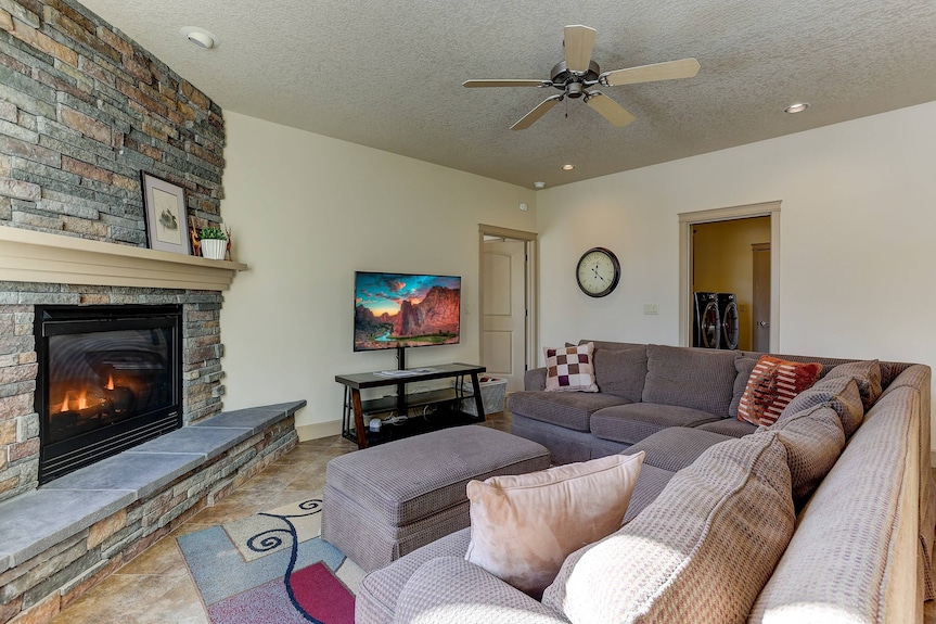 Fantastic Eagle Crest Home! Resort Pool, Fitness Center, Golf, Pickleball. Fireplace. Quiet Street. - Oregon