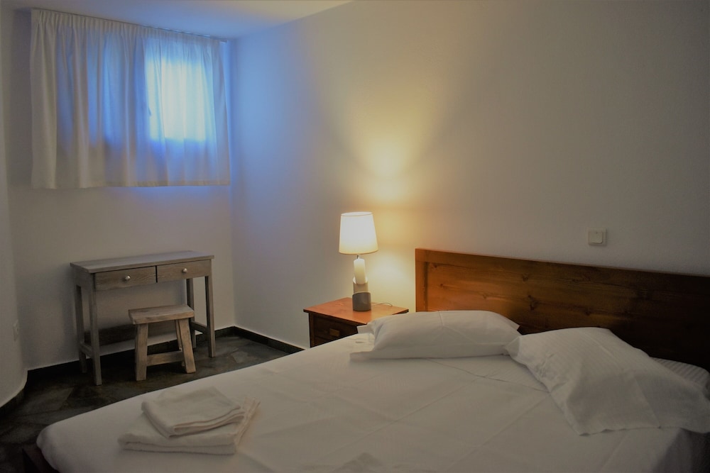Parian Beach House With Pool Access, Walk To The Beach - Paros
