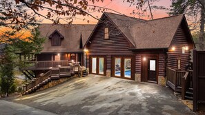 Grand Mtn Splash ~ Indoor Pool, Arcade, Theater & More! Reviews, Deals ...