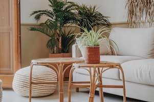 Apartamento luxo, várias camas | Área de estar | TV de tela plana