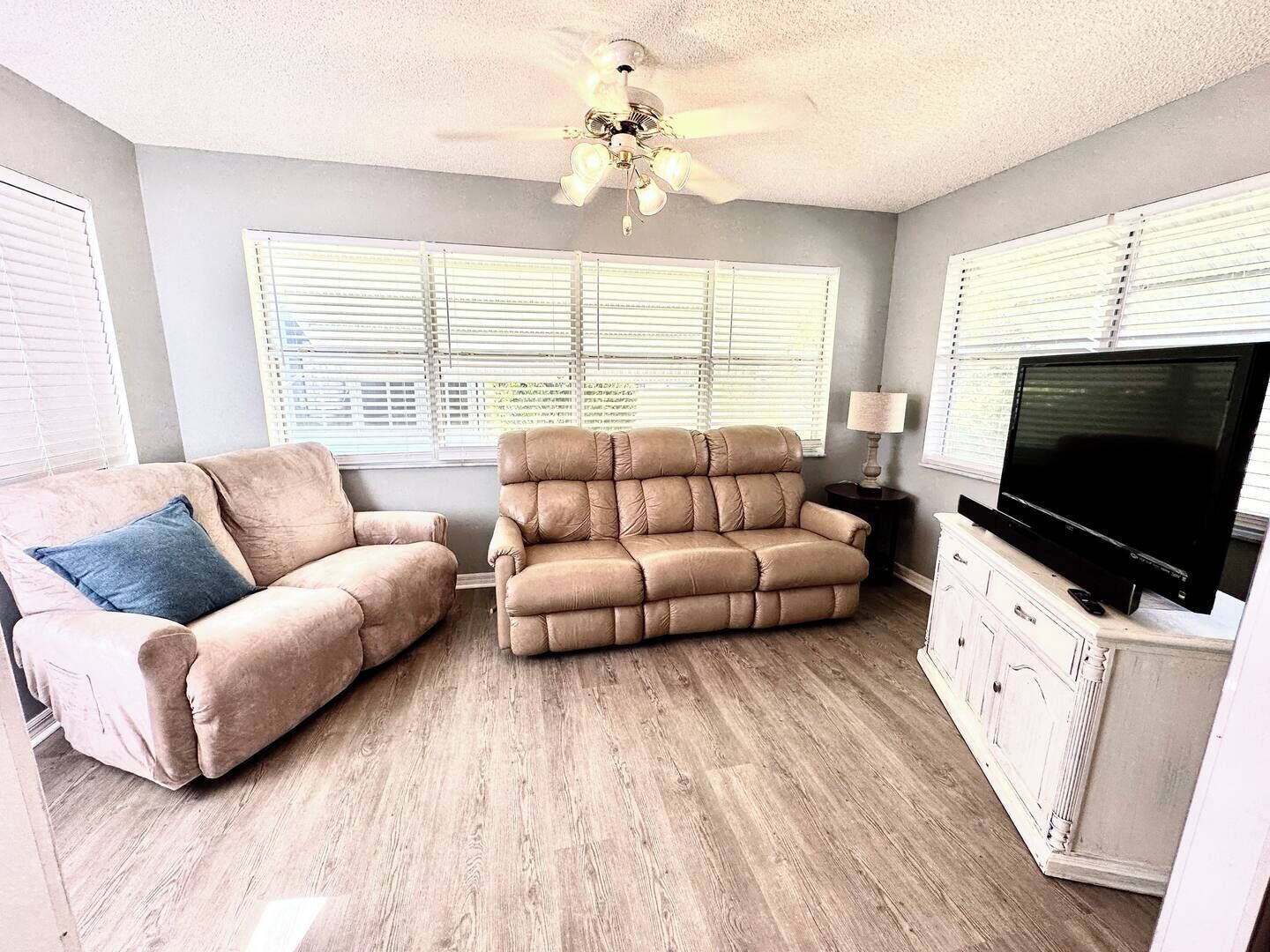 Cozy Cottage - 2/2 In The Village Of Mira Mesa - Lake Weir, FL