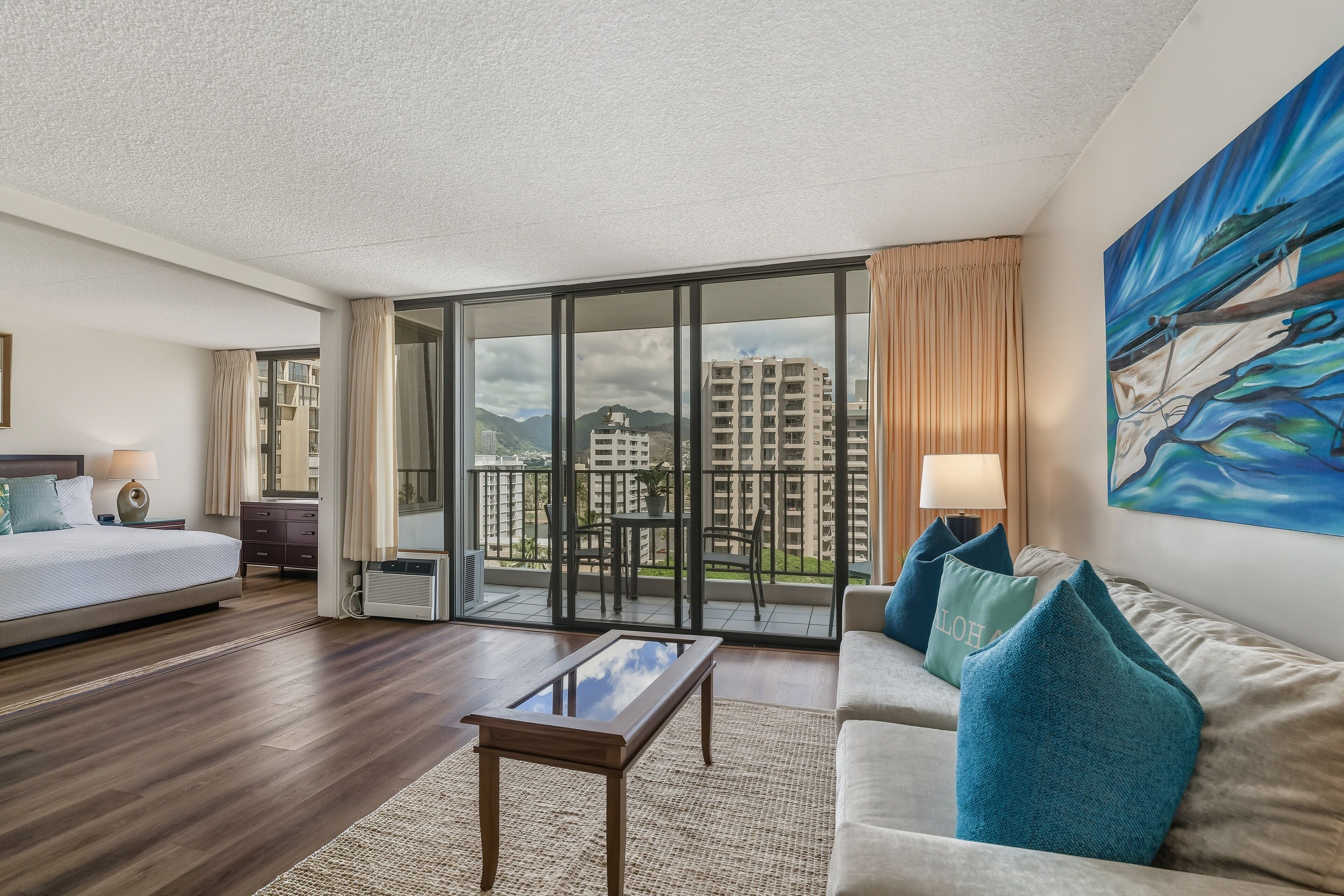 Waikiki Mountain View, Close To Beach & Restaurants! Parking, Kitchen, Pool! - Honolulu