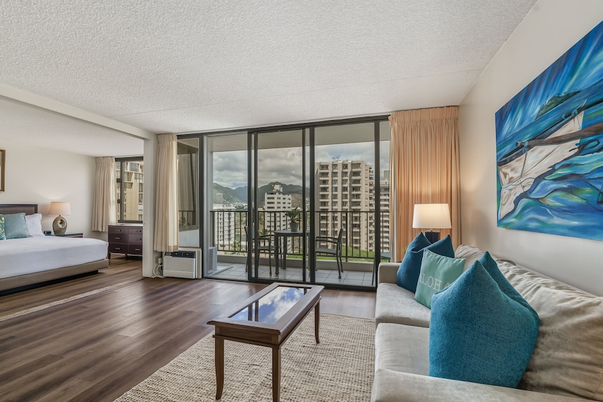 Waikiki Mountain View, Close To Beach & Restaurants! Parking, Kitchen, Pool! - Honolulu