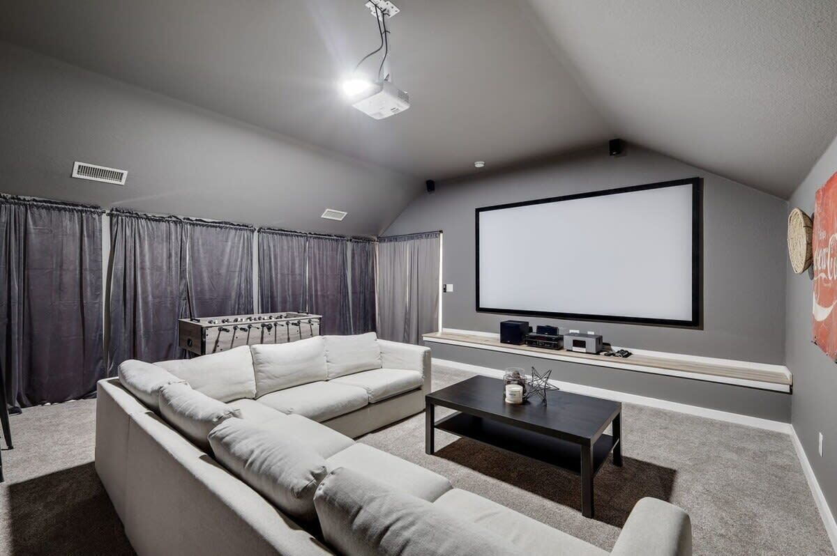 Stylish, Spacious, Convenient - 6-bd/2.5-ba + Pool - Woodhaven - Fort Worth