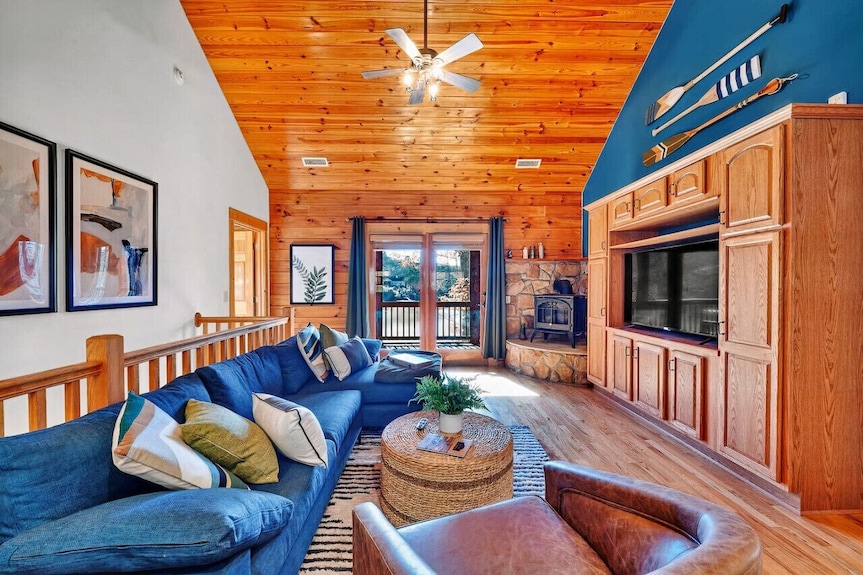 Waterfront Log Cabin W/hot Tub, Kayaks, Firepit, King Beds, & Pets Ok - Lake Norman, NC