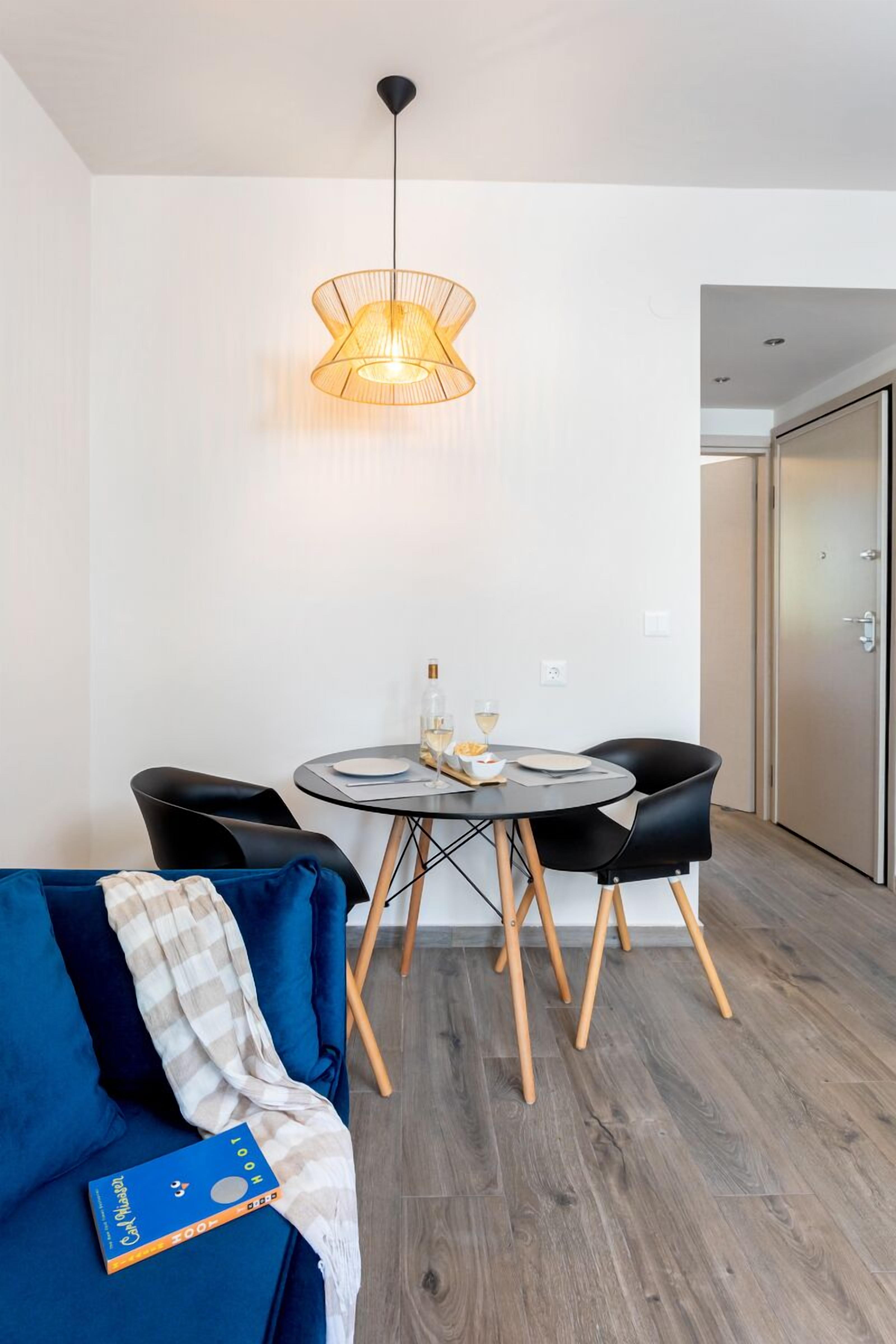 Apartamento Deluxe | Secretária adequada para computadores portáteis, quartos insonorizados 