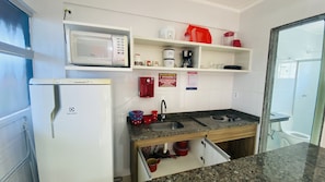 Apartamento | Cozinha privada | Geladeira, micro-ondas, panela elétrica de arroz, liquidificador