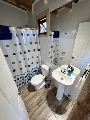 Cabana standard, 1 quarto | Banheiro | Chuveiro, chuveiro com efeito de chuva, sabonete, papel higiênico