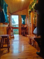 Cabana de Madeira Exclusiva, 1 cama de casal, junto ao jardim (Celeste) | Com mobília individualizada, Wi-fi grátis, roupa de cama fornecida 