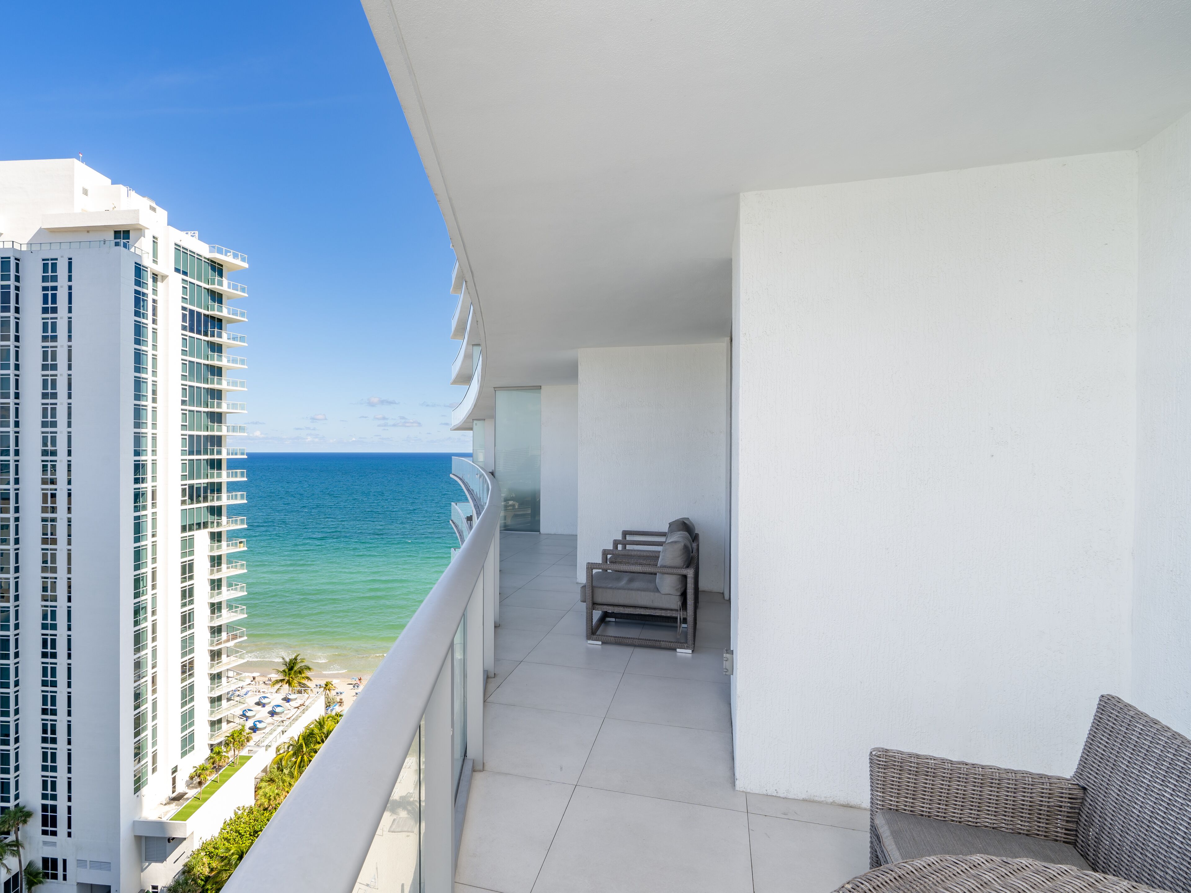 Apartamento Exclusivo em Condomínio Fechado | Varanda