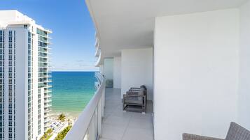 Apartamento Exclusivo em Condomínio Fechado | Varanda