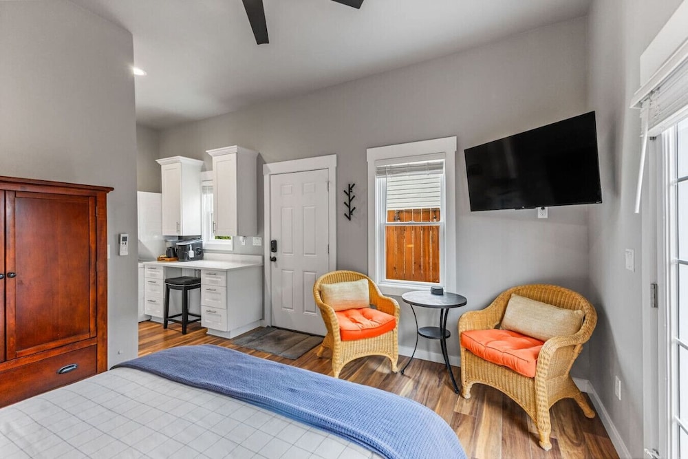 Carriage House · Brand New! Vine Street Carriage House - Albany | Vrbo