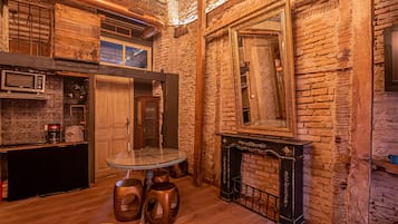 Apartamento, 3 quartos (Desvan) | Sala de estar | Televisor de ecrã plano de 32 polegadas com canais via satélite