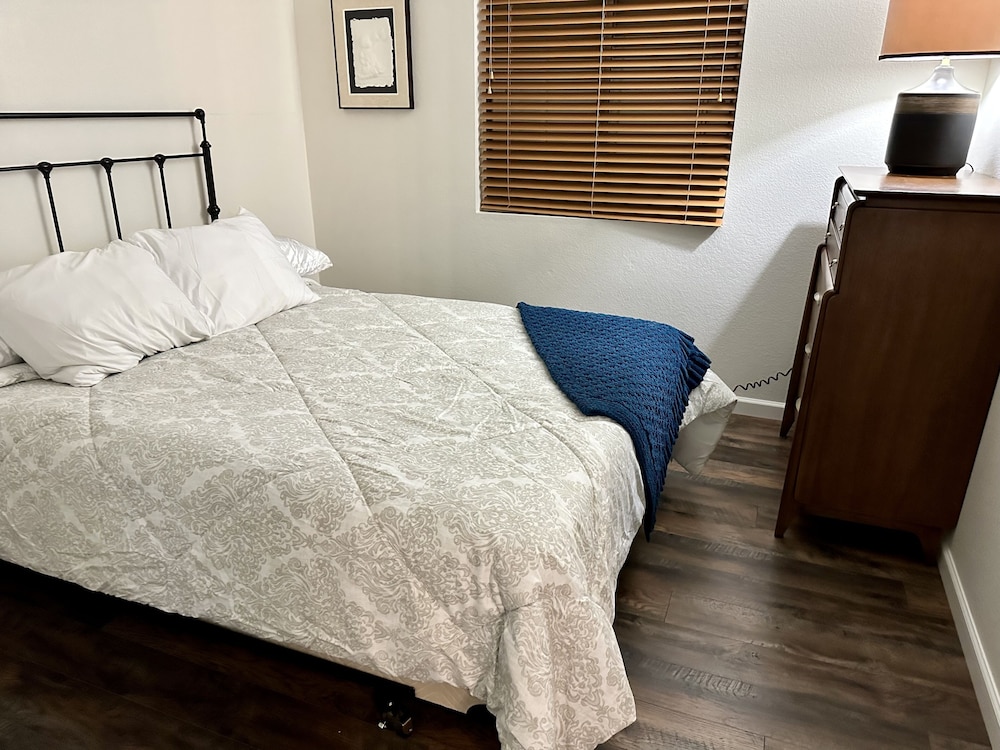 Home Away From Home! Close To Everything. 2bed/2 Bath - Surprise, AZ