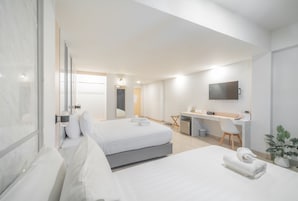 Quarto Triplo Deluxe | 1 quarto, minibar, com mobília individualizada, secretária