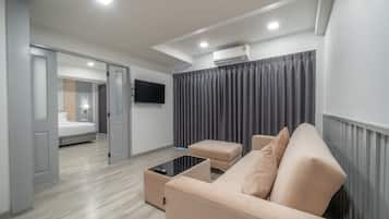 Quarto de Luxo, 1 quarto | Sala de estar | Smart TV de 32 polegadas com canais por cabo, televisor