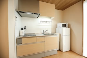 Quarto triplo luxo | Cozinha privada | Geladeira, micro-ondas, talheres/pratos/utensílios de cozinha, freezer
