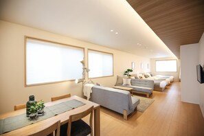 Quarto triplo luxo | Ferros/tábuas de passar roupa, Wi-Fi de cortesia