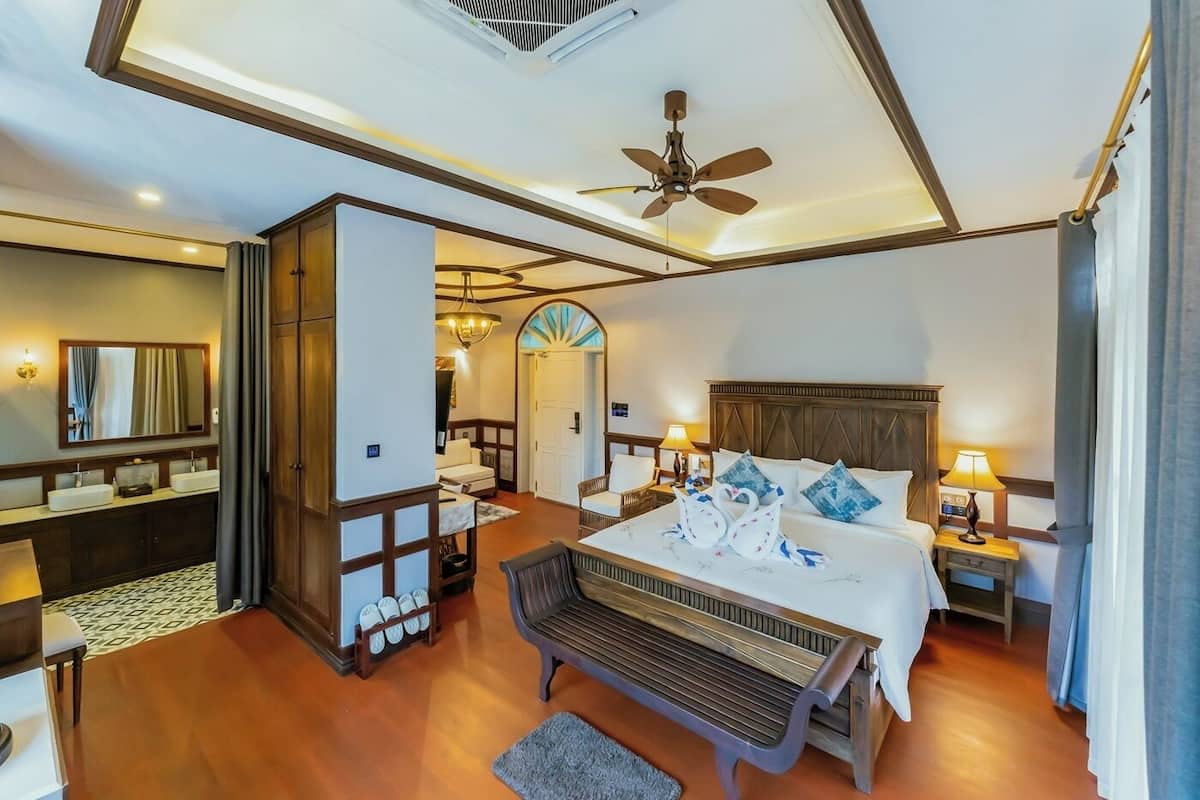 Quarto, não fumadores | Minibar, cofre no quarto, secretária, Wi-fi grátis