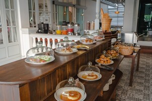 Pequeno-almoço completo diário (15 USD por pessoa) 